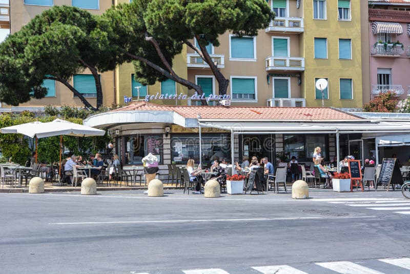 Italian Restaurant editorial photography. Image of busy - 98201607