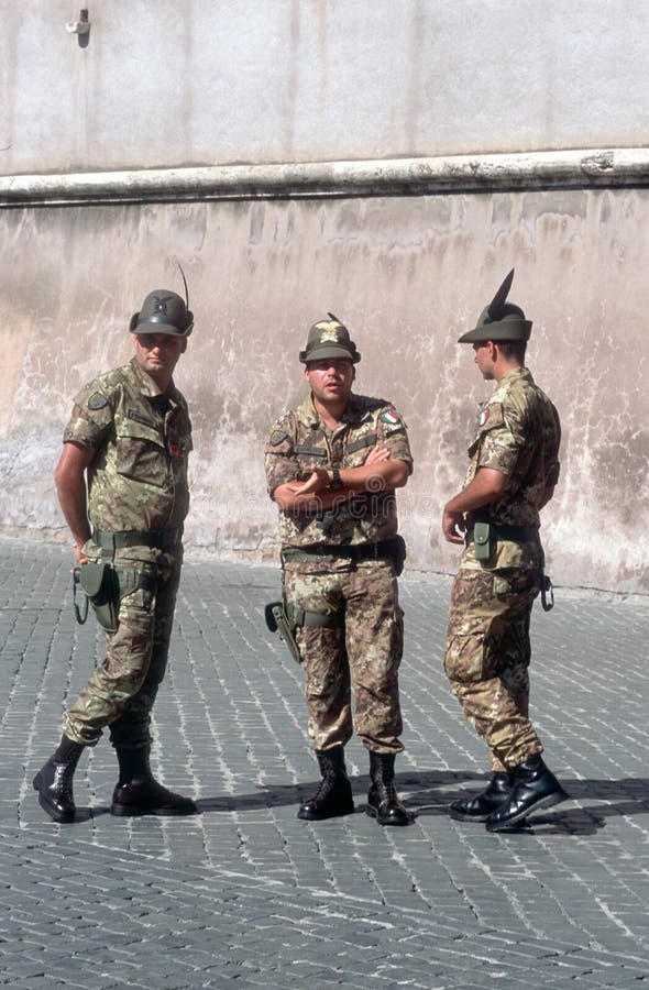 Italian soldiers editorial image. Image of arms, security - 31139180