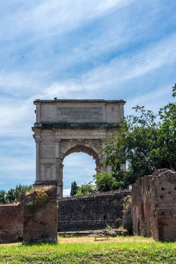 Rom-- Titus Triumphbogen stockfoto. Bild von denkmal - 24183708