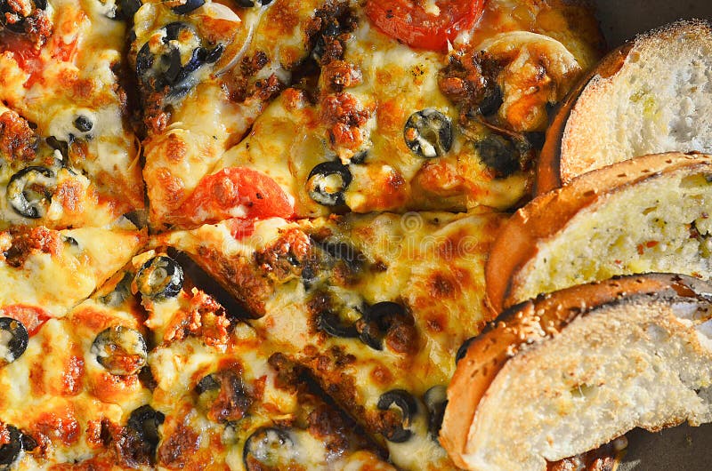Italienische Pizza Mit Knoblauch-Brot Stockbild - Bild von trödel, holz ...