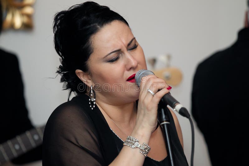 Izabela Barbu editorial image. Image of musician, microphone - 29118325