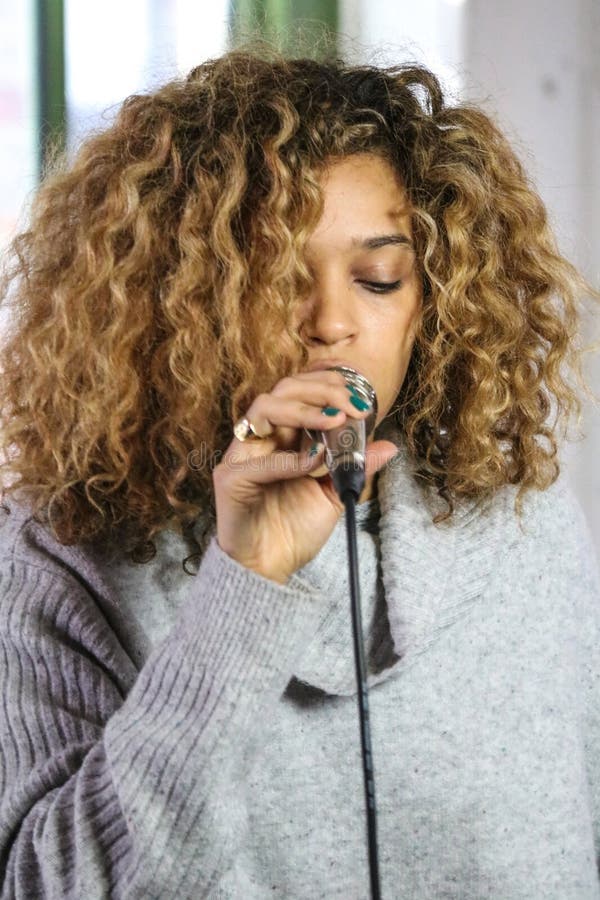 Izzy Bizu Films a Session in Brooklyn Editorial Photo - Image of izzy ...