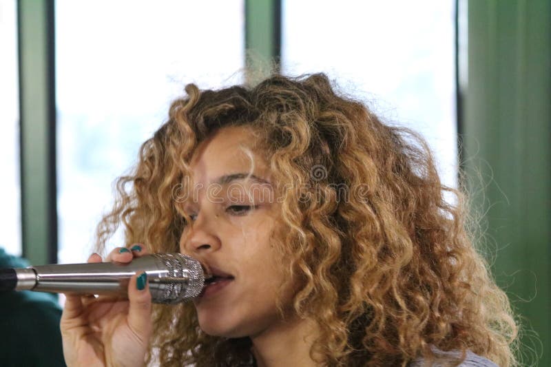 Izzy Bizu Films a Session in Brooklyn Editorial Photography - Image of ...