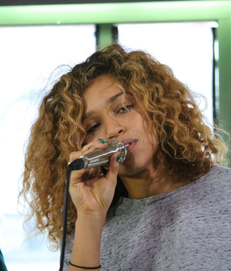 Izzy Bizu Films a Session in Brooklyn Editorial Image - Image of ...