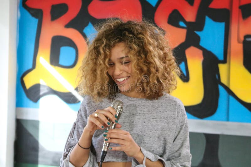 Izzy Bizu Films a Session in Brooklyn Editorial Image - Image of bizu ...