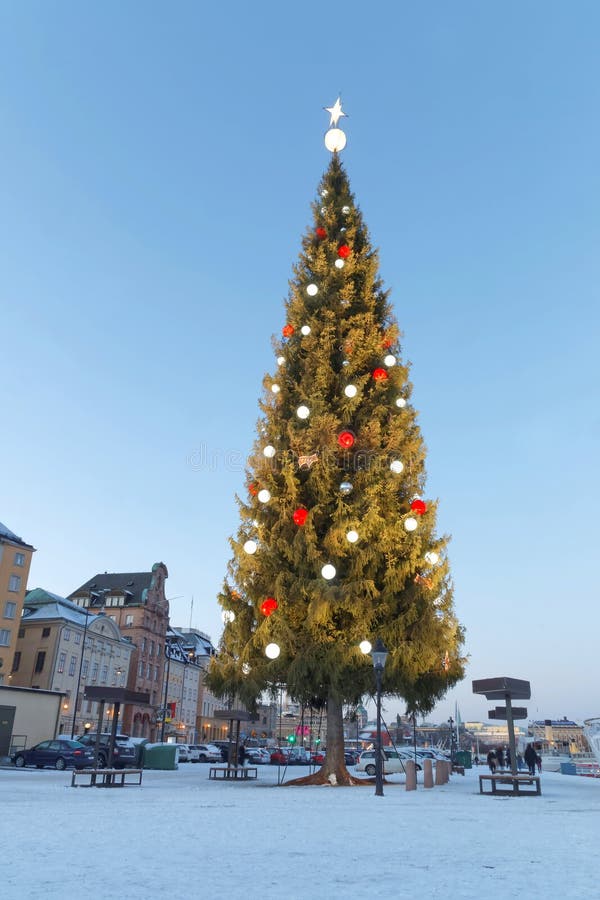 Stort julgran i Stockholm redaktionell bild. Bild av solljus - 64953891