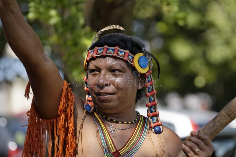 Inheemse Braziliaanse Kerel Die Houten Fluit Spelen Bij Een Inheemse ...