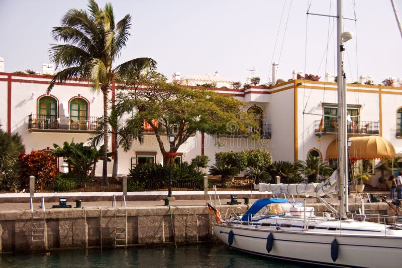 Jacht in Puerto DE Mogan stock afbeelding. Image of rust - 4158869
