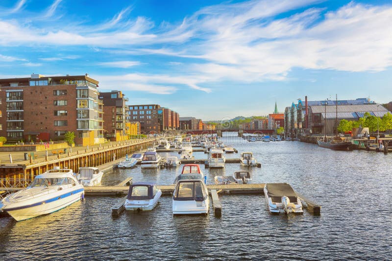 Jachthafen in Dem Fluss Nidelva, Trondheim Redaktionelles Foto - Bild ...