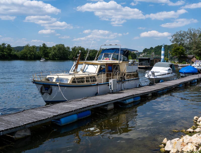 Jachthafen Mit Schiffen Und Schiffen Stockfoto - Bild von boote, wasser ...