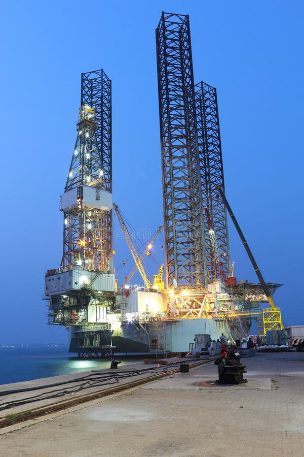 Jack up oil drilling rig stock image. Image of crane - 34715369