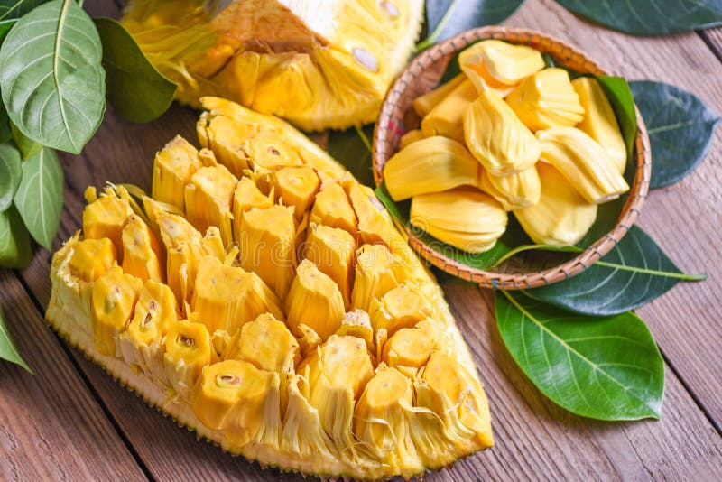 Jackfruit on Wooden Basket with Leaf, Ripe Jackfruit Peeled Tropical ...