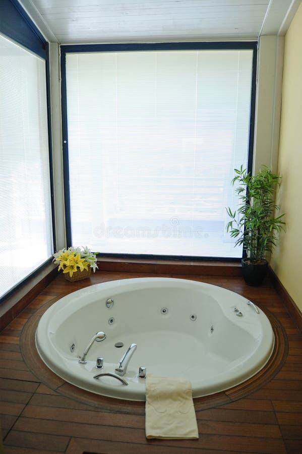 Jacuzzi En El Chalet De Lujo Moderno Foto de archivo - Imagen de ducha ...