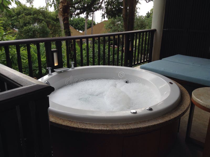 Jacuzzi en el balcón foto de archivo. Imagen de vacaciones - 60926912
