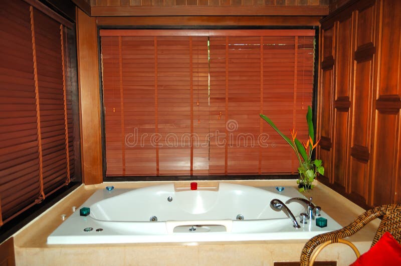 Jacuzzi En El Chalet De Lujo Moderno Foto de archivo - Imagen de ducha ...