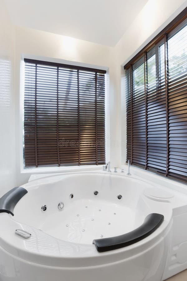 Jacuzzi Magnífico En Cuarto De Baño Imagen de archivo - Imagen de hotel ...