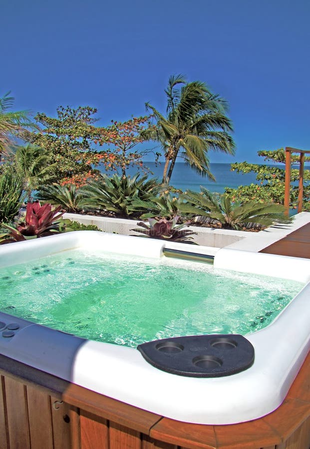Jacuzzi Moderno Del Balneario Foto de archivo - Imagen de burbuja ...