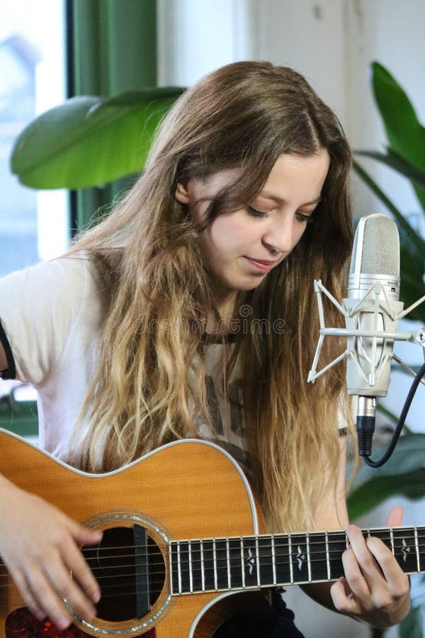 Jade Bird Films a Session in Brooklyn Editorial Photo - Image of ...