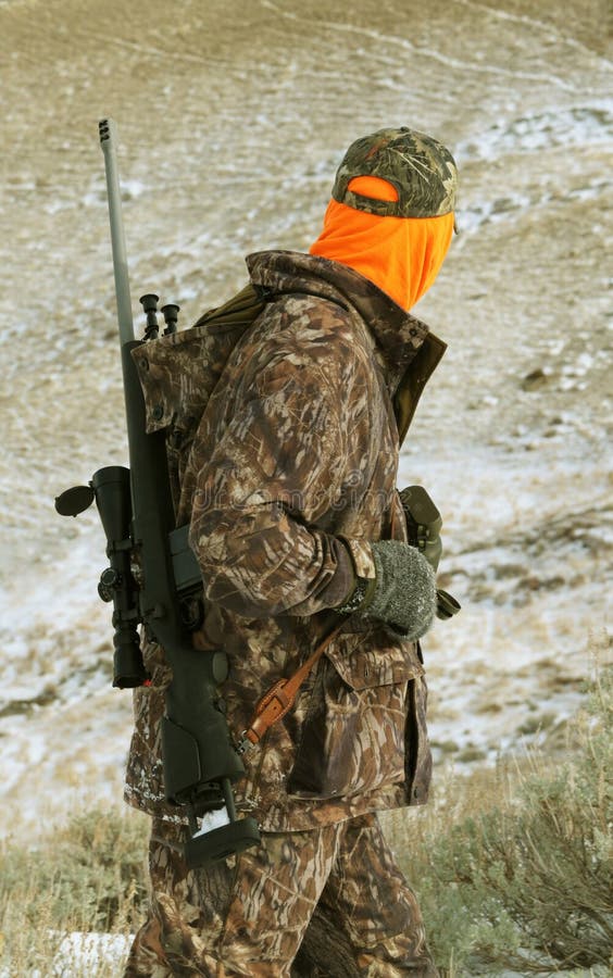 Jager die zijn wapen laadt stock afbeelding. Image of munitie - 5260691