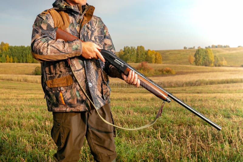 Jager in Camouflage Met Een Geweer Dat in De Herfst Op De Grond Jaagt Stock Afbeelding ...