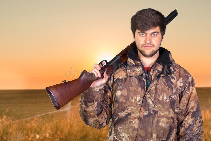 Jager met zijn geweer stock foto. Image of platteland - 59360828