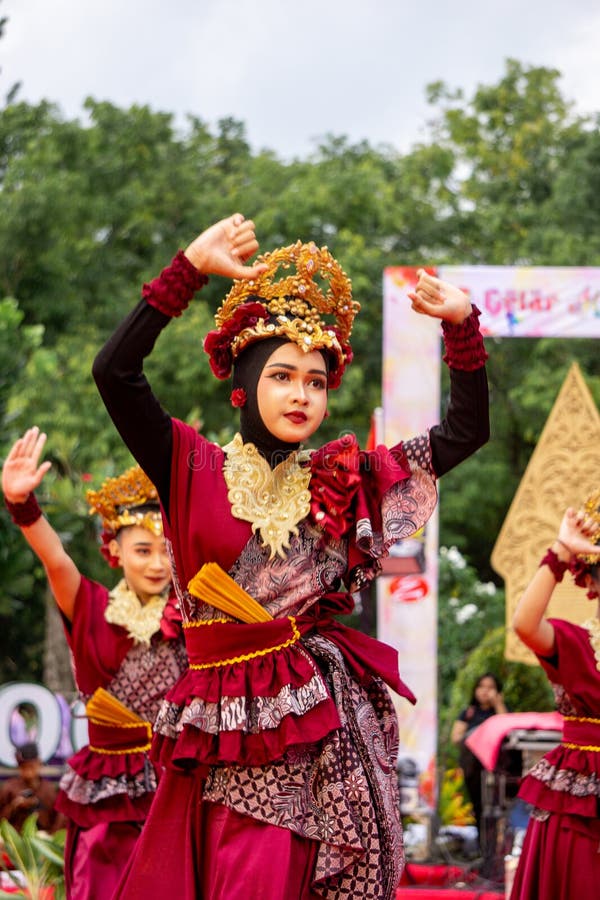 Jaipong Dance from Sunda, West Java. this Dance is Known for Its Agile ...