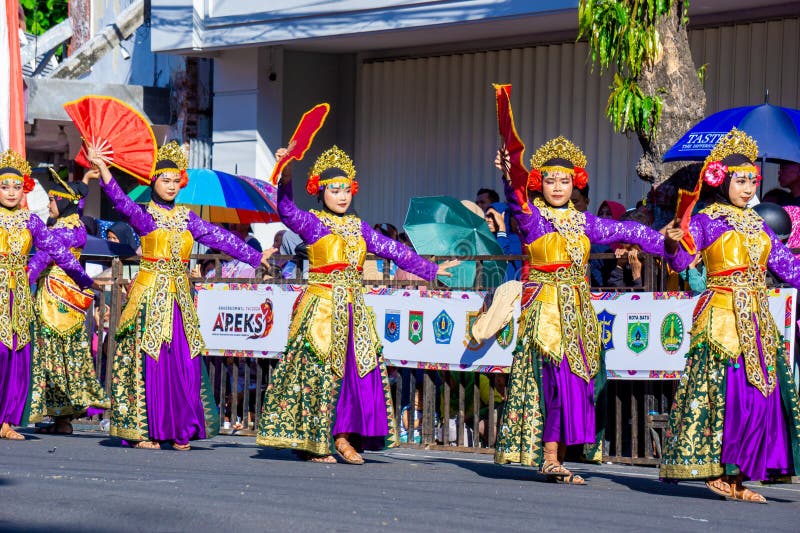 Jaipong Sisingaan Dance from West Java on the 3rd BEN Carnival ...