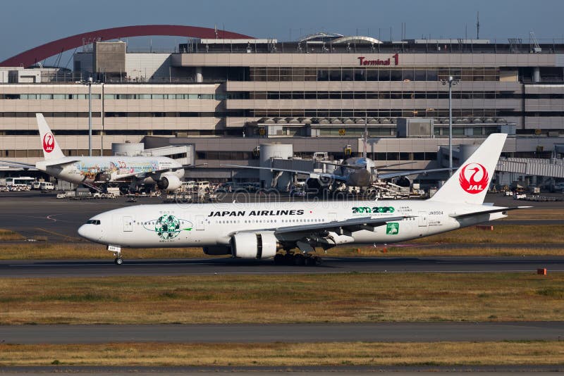 JAL JA8984 Landing editorial stock photo. Image of canon - 38808378