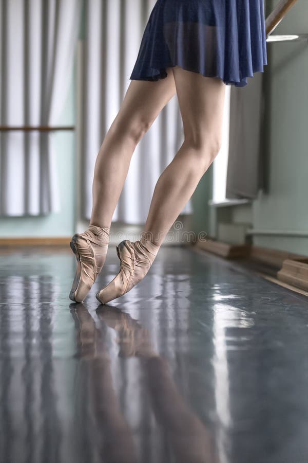 Jambes De Danseur Dans Le Hall De Ballet Photo stock - Image du hublot ...