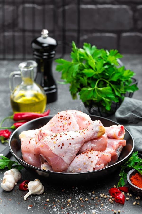 Jambes De Poulet Crues, Pilon Photo stock - Image du noir, poivron ...