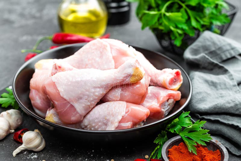 Jambes De Poulet Crues, Pilon Photo stock - Image du cuisine, culinaire ...