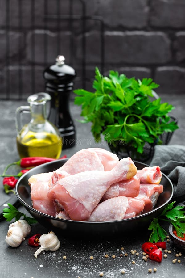 Jambes De Poulet Crues, Pilon Photo stock - Image du pilon, recette ...