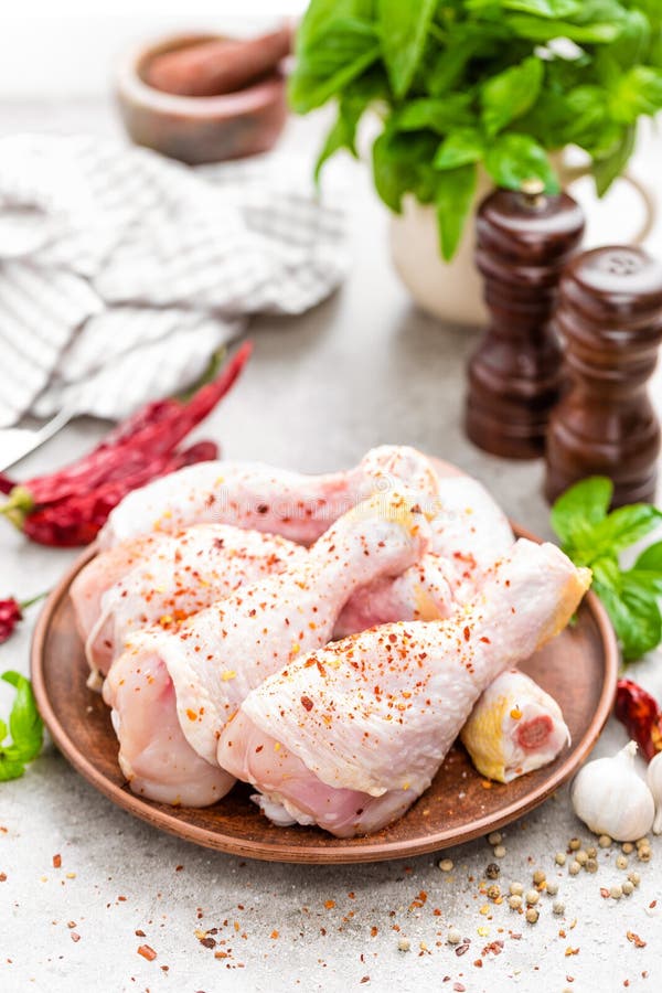 Jambes De Poulet Crues, Pilon Photo stock - Image du épicé, poivron ...