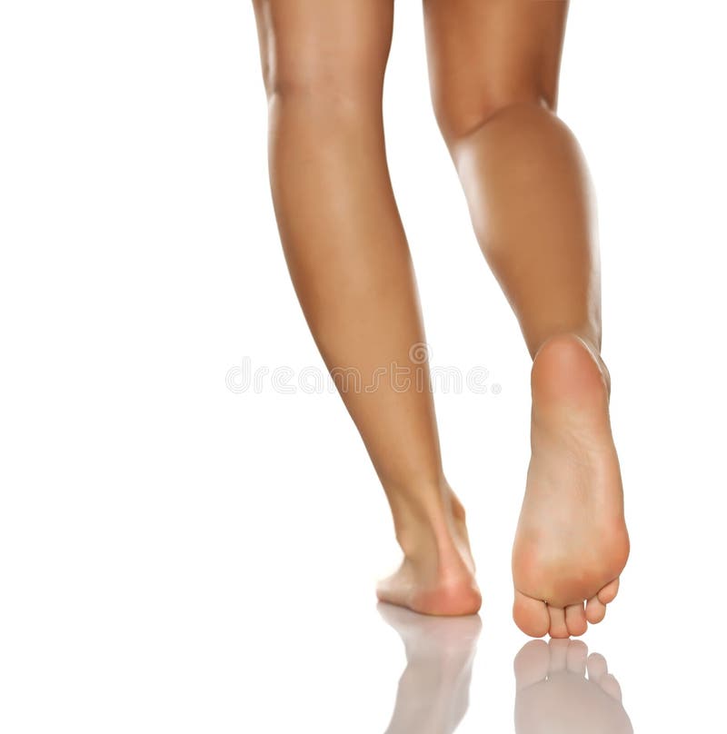 Jambes et pieds lisses photo stock. Image du beauté, beau - 84024750
