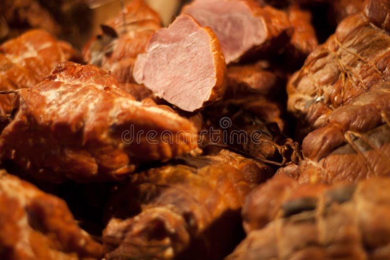 Jamones Enteros Ahumados Hechos En Casa Foto de archivo - Imagen de ...