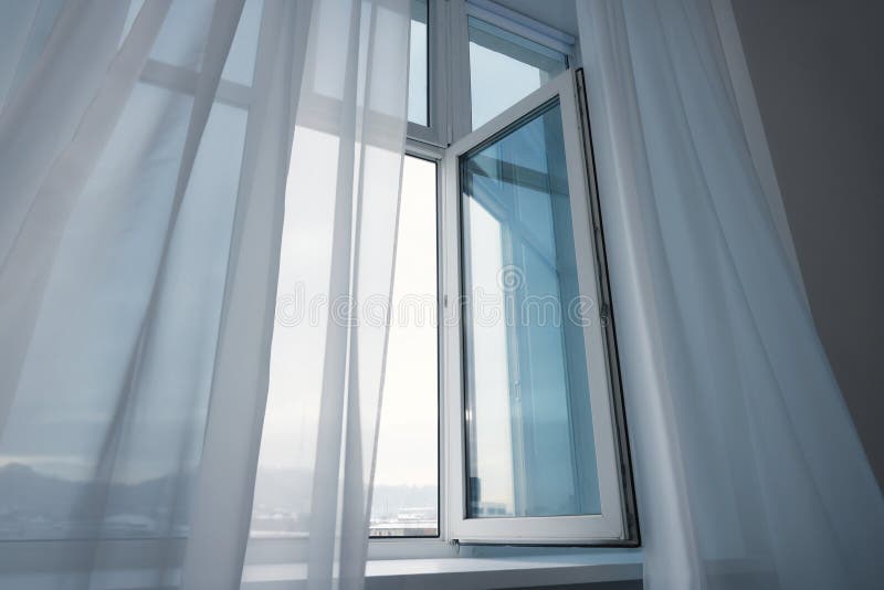 Janela Aberta E Cortinas Brancas Elegantes No Interior. Design Interior ...