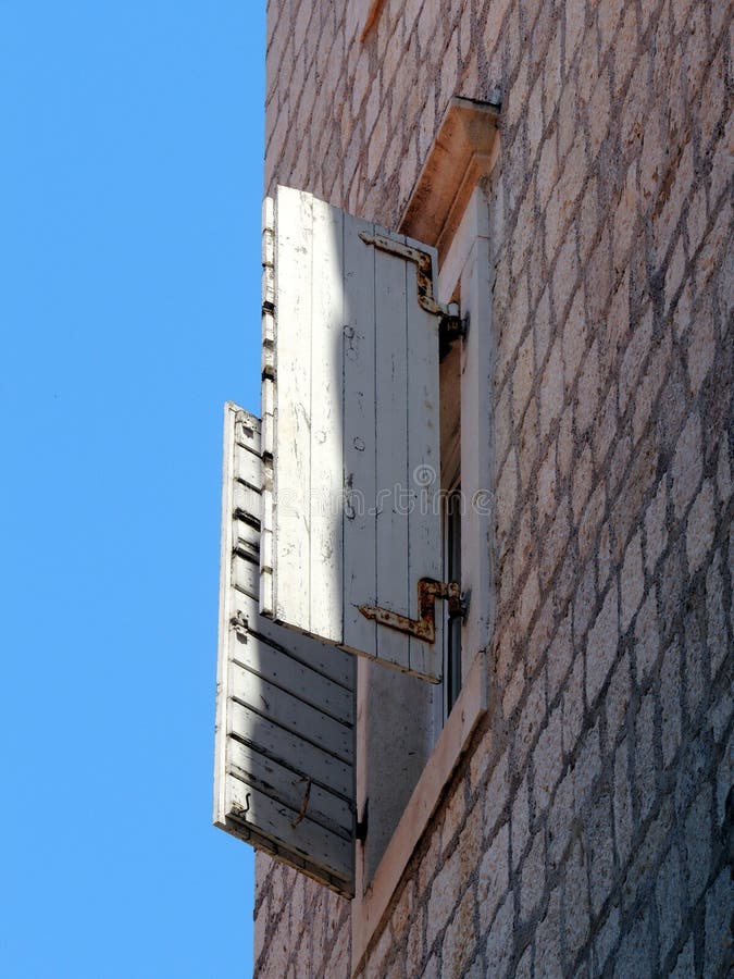 Janela Aberta Na Casa Do Tijolo Foto de Stock - Imagem de curso ...