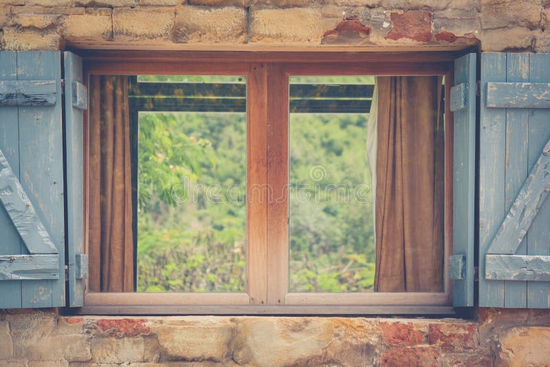 Janela Aberta Retro Do Vintage Com Fundo Natural Verde Foto de Stock ...