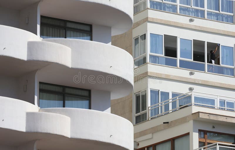 Janela Da Limpeza Da Camareira Em Uma Fachada Do Hotel Em Mallorca Foto ... Janela Da Limpeza Da Camareira Em Uma Fachada Do Hotel Em Mallorca Foto ...
