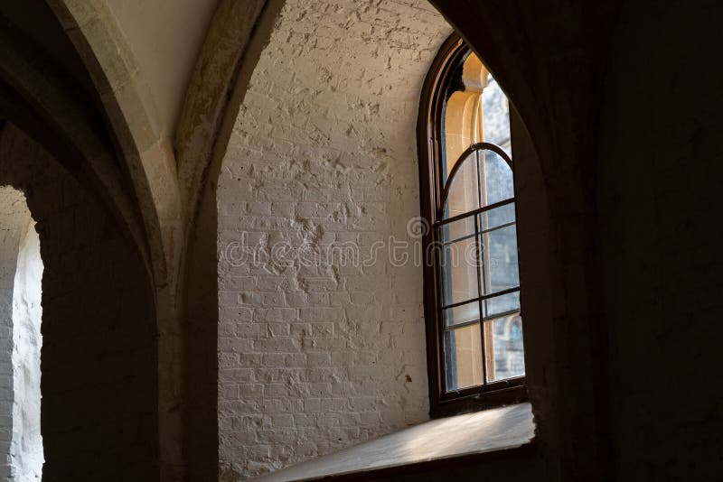 Janela Do Castelo Com Parede Profunda E Luz Do Sol Imagem de Stock ...