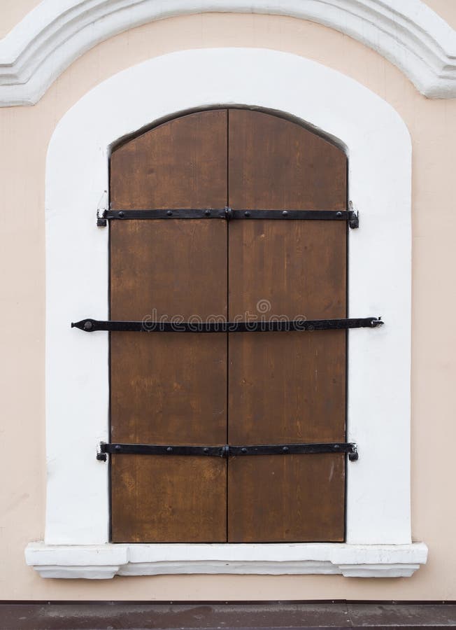 Janela Fechada Com Obturadores De Madeira Imagem de Stock - Imagem de ...