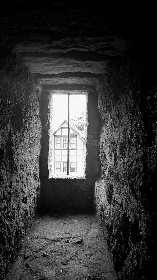 Janela Do Castelo Em Um Estilo Medieval Dobre A Janela Arqueada Em Uma ...