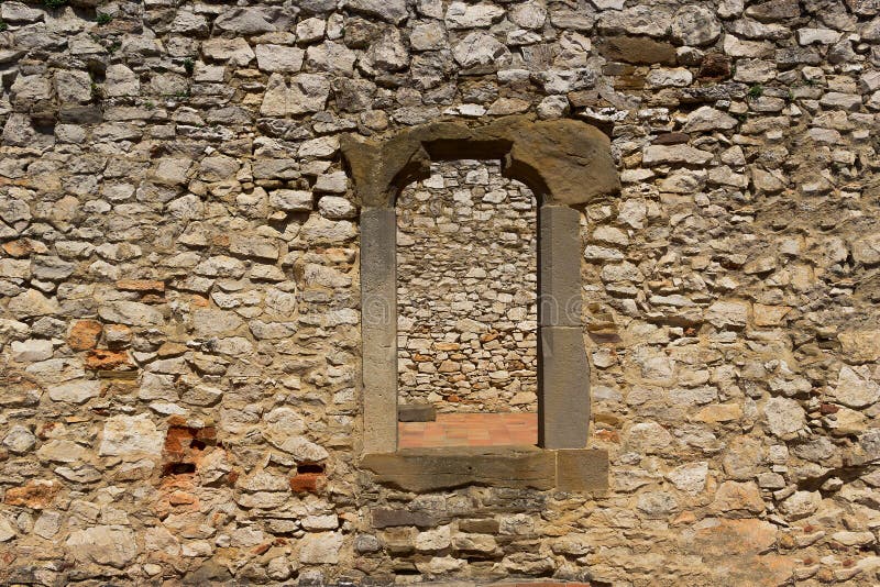 Janela no castelo imagem de stock. Imagem de turismo - 196577871