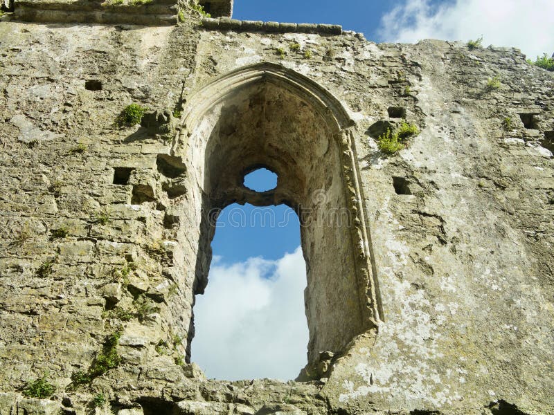 Janela velha do castelo imagem de stock. Imagem de frente - 122084523