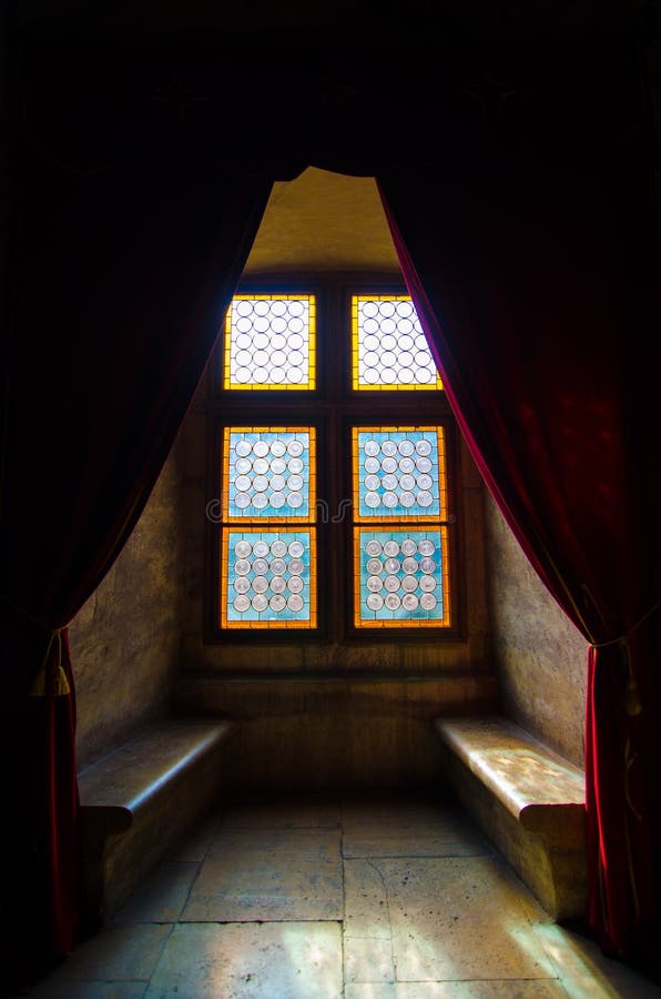Janelas Coloridas Do Castelo Foto de Stock - Imagem de reinos, reino ...
