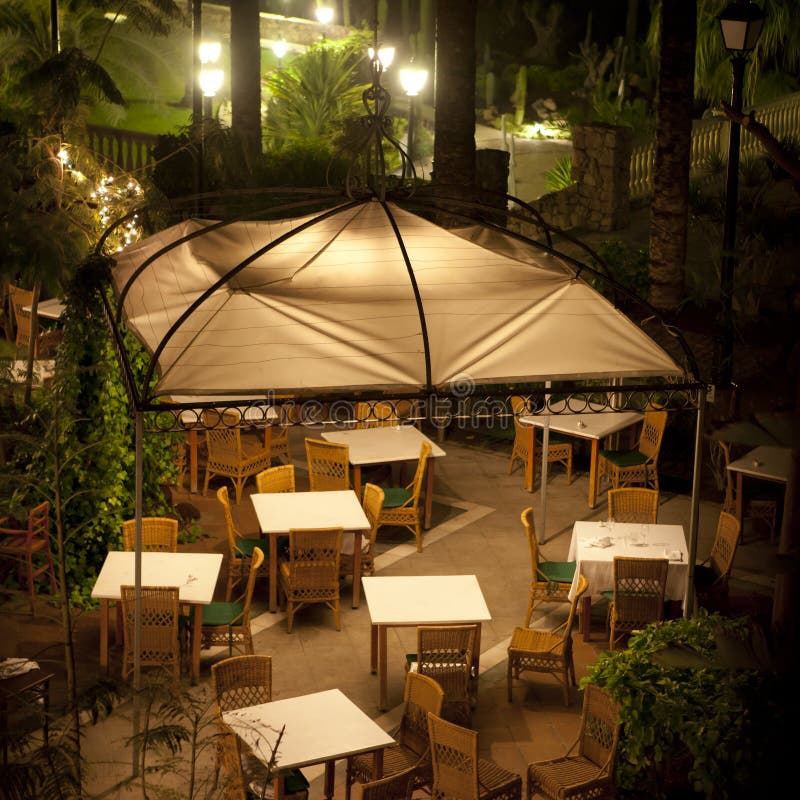 Jantar para fora foto de stock. Imagem de horizontal - 22239068