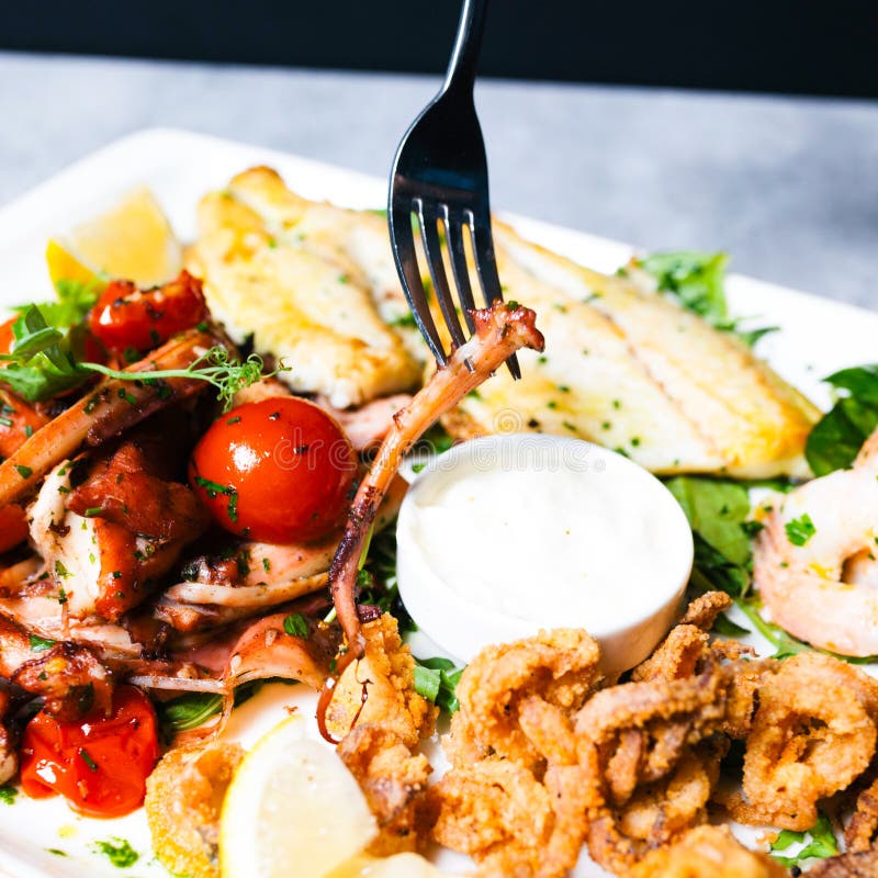 Jantar Tradicional Misturado Com Alimentos E Pratos Da Europa Oriental ...