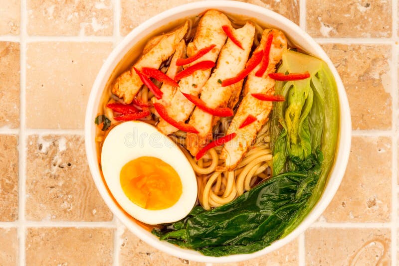 Japanische Art-Huhn Und Paprikas Ramen-Suppe Oder Suppe Mit PAK C ...