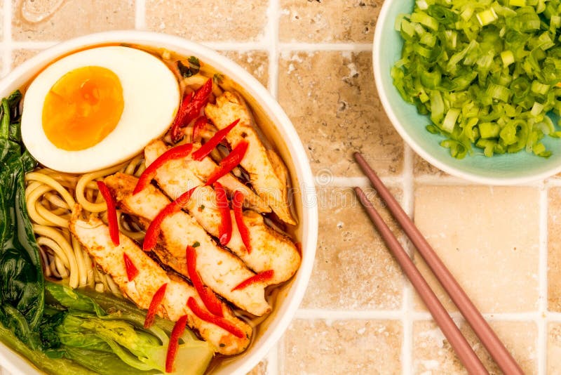 Japanische Art-Huhn Und Paprikas Ramen-Suppe Oder Suppe Mit PAK C ...
