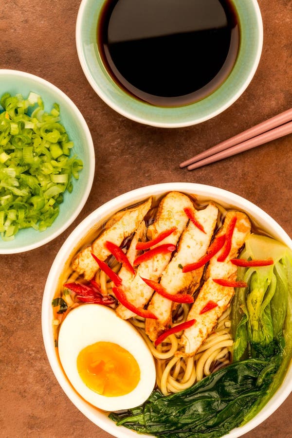 Japanische Art-Huhn Und Paprikas Ramen-Suppe Oder Suppe Mit PAK C ...